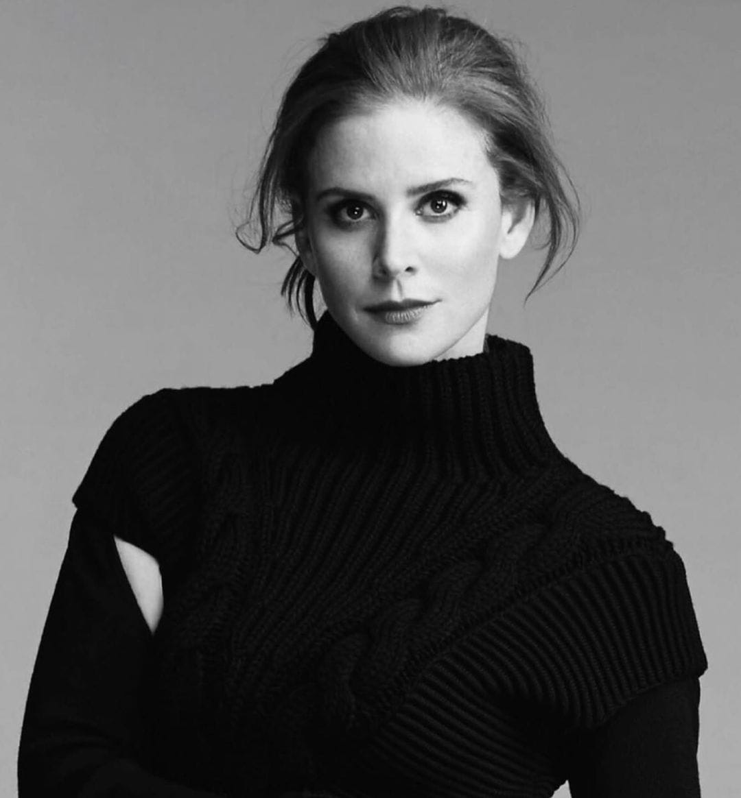 Donna Paulsen (Sarah Rafferty) uit Suits ziet er buiten de opname....