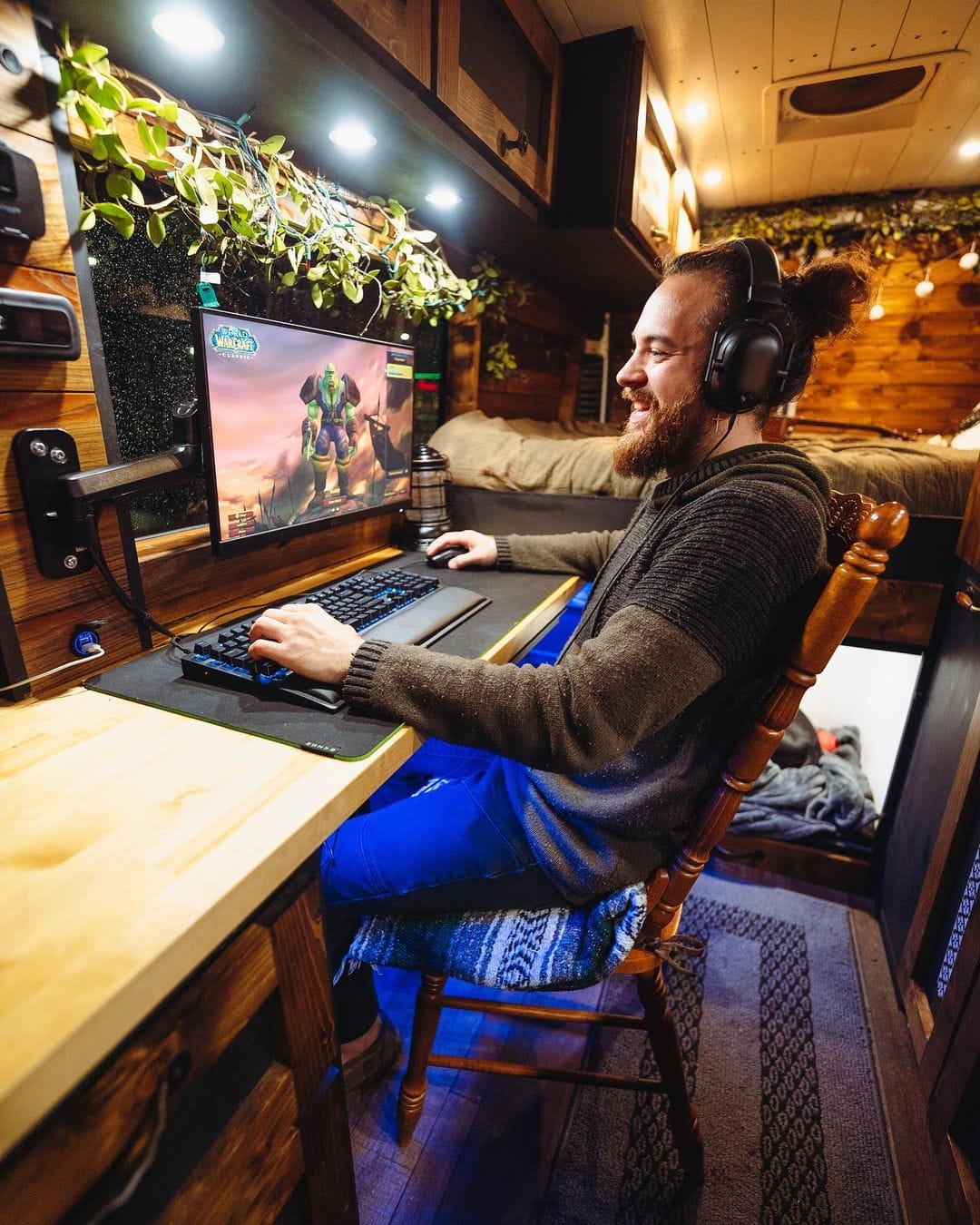 'Vanlife Gaming' verdient al zijn geld door te gamen in zijn coole busje!