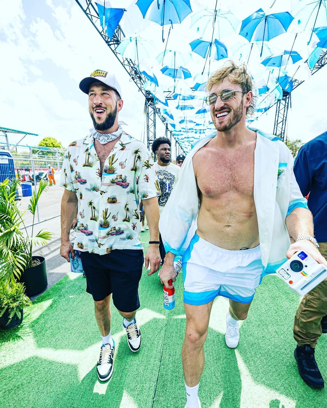 Mike Maljak geeft rondleiding in nieuwe huis Logan Paul! ($28.000.000,-)