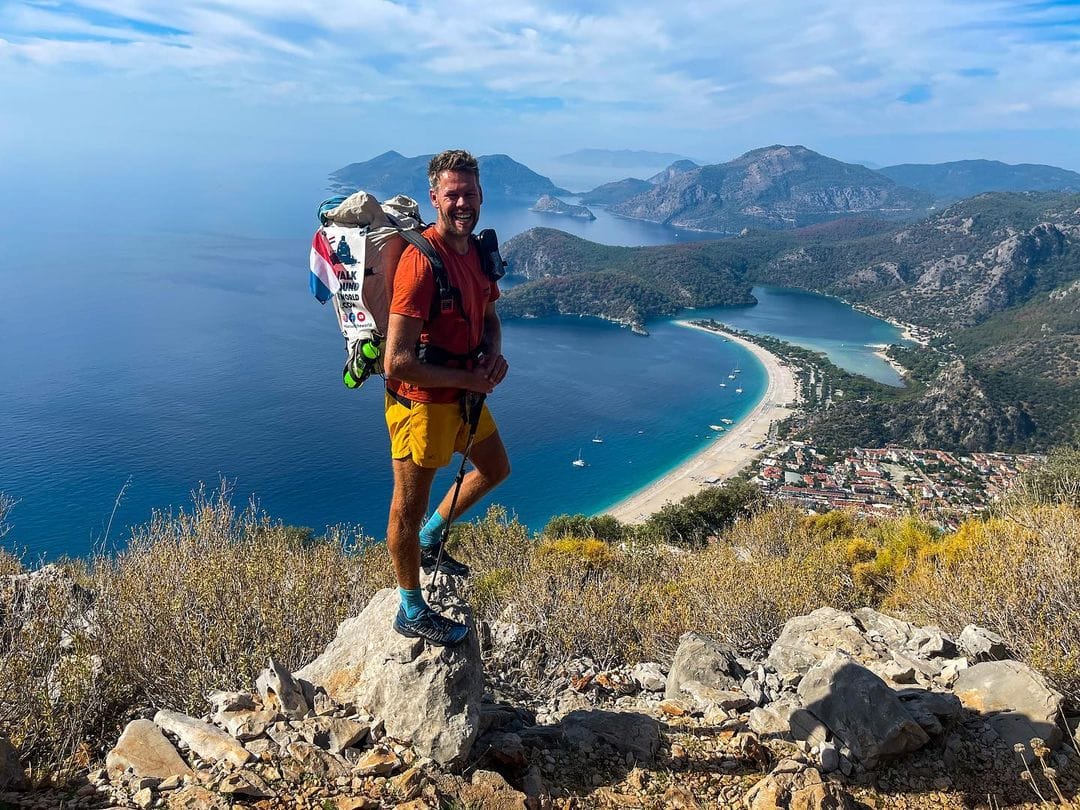 Tom Boerman loopt een bizarre tocht van 40.000+ km over de hele wereld!
