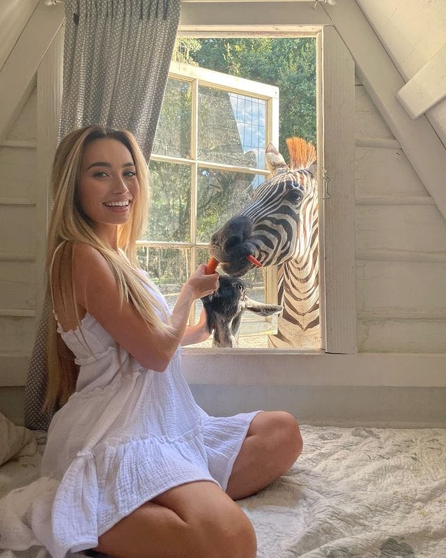 De foto van Ashlyn Bischoff staat in het woordenboek naast het ...