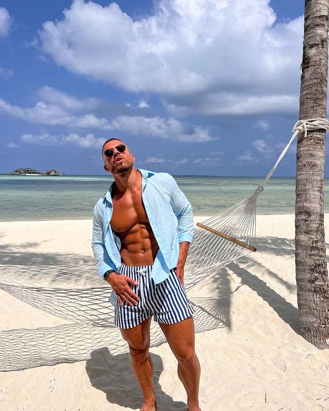 Spierbundel Mike Thurston chillt met rijkaard Iman Gadzhi in Dubai!