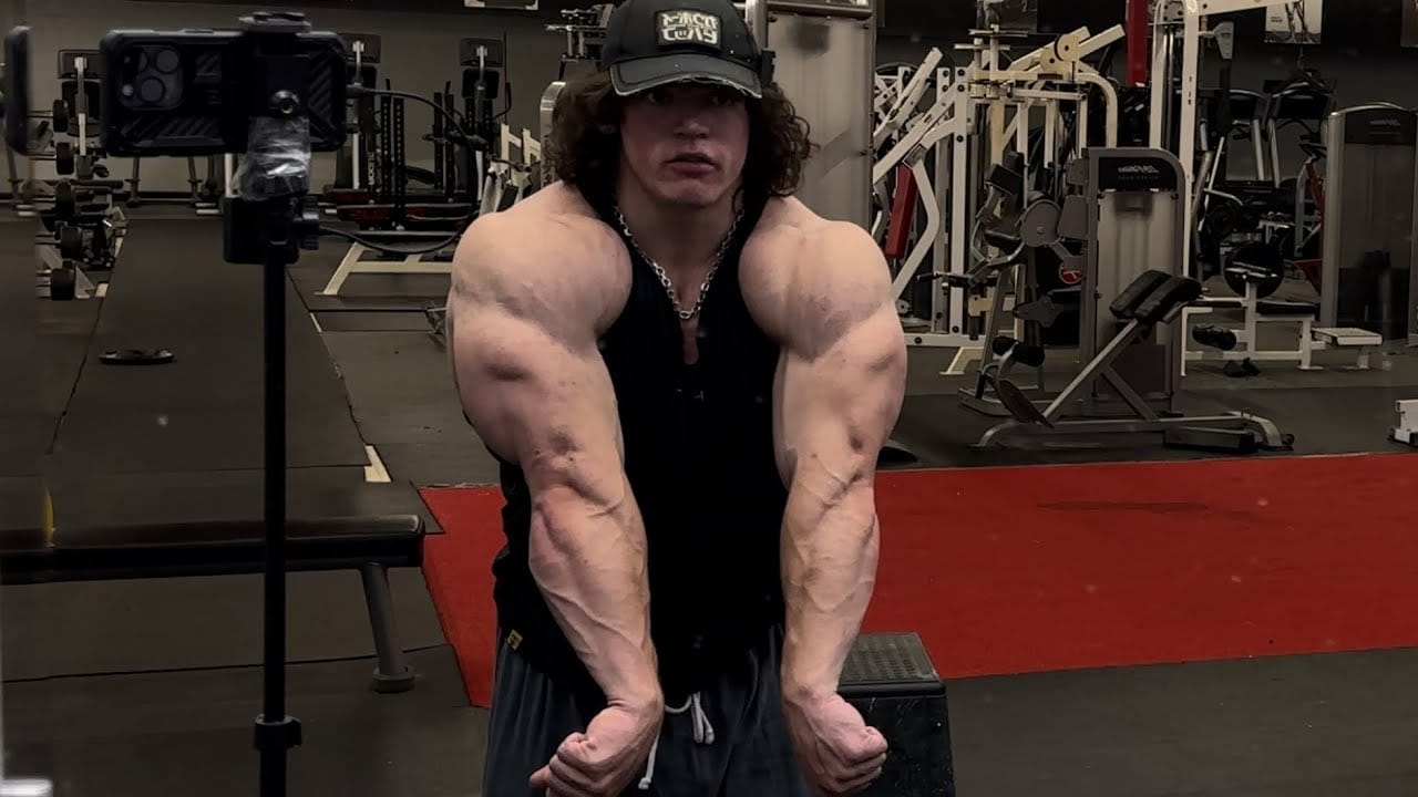 Sam Sulek (21 jaar) gaat bij elke training tot het uiterste!