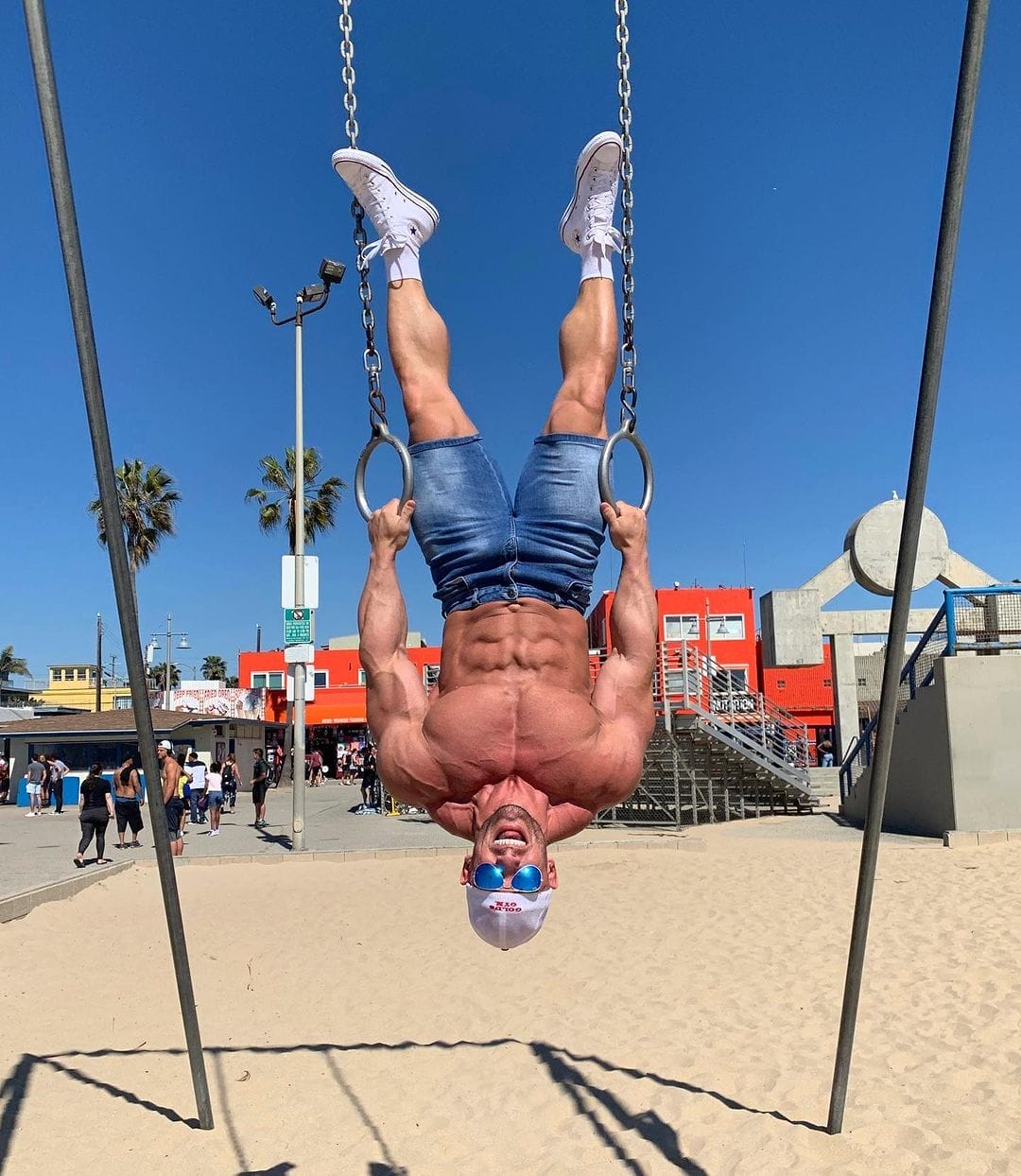 Joey Swoll zorgt voor rust en orde in de gyms!