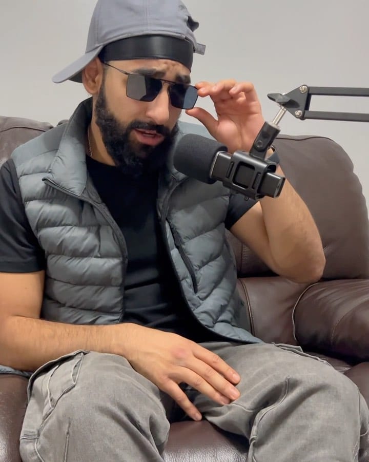 'ApnaJ' tovert een grijns op je smoel met zijn geinige sketches!